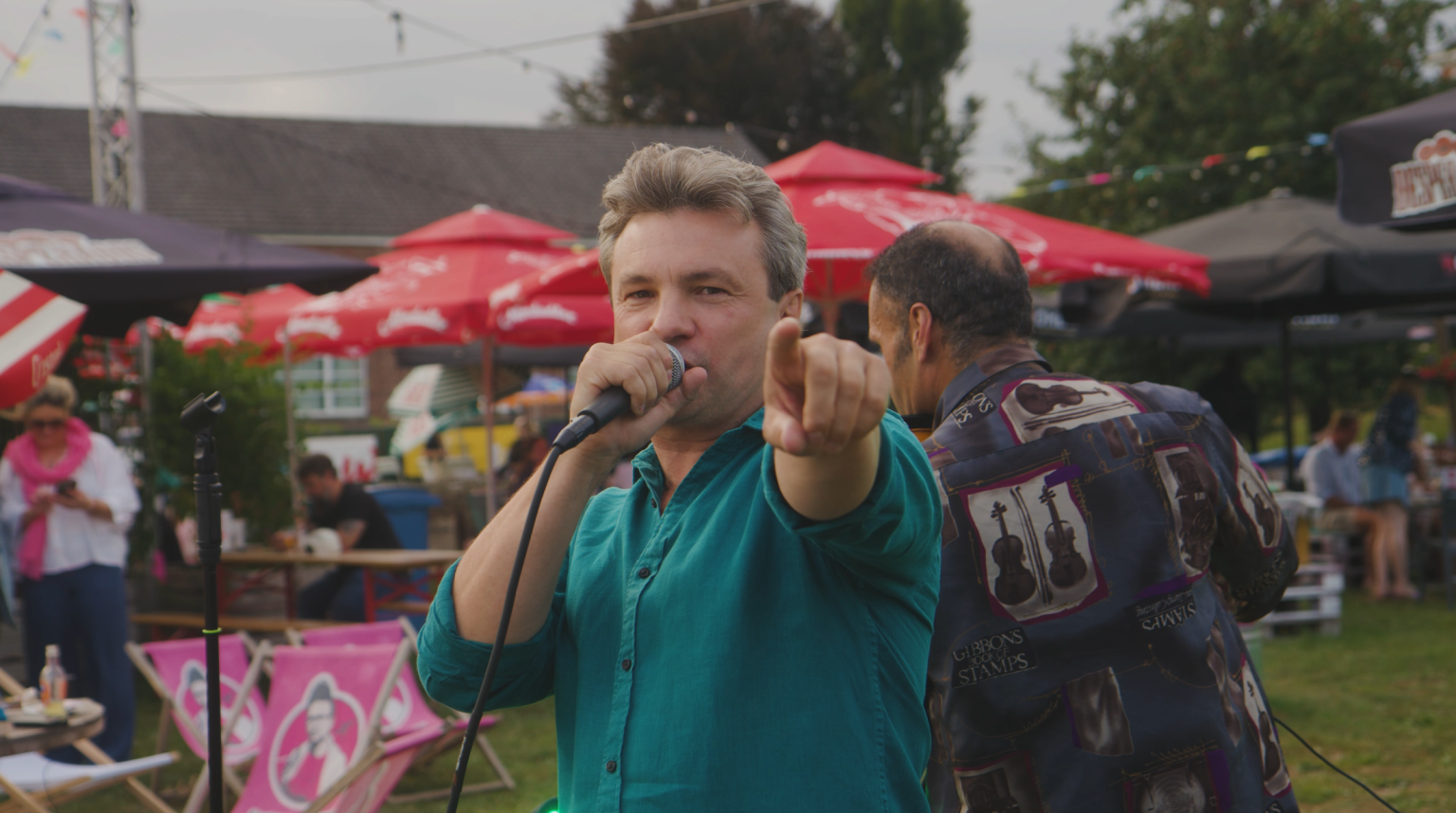 Kom eens uit die stoel – en dans de hele nacht met Prikkeldraad! » MENT55